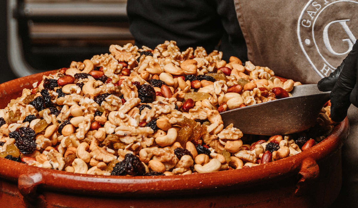 Iedere dag een handje noten – Hein Post Wijn & Delicatessen